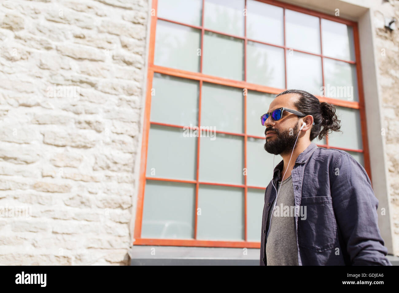 Walking listening music man hipster hi-res stock photography and images ...