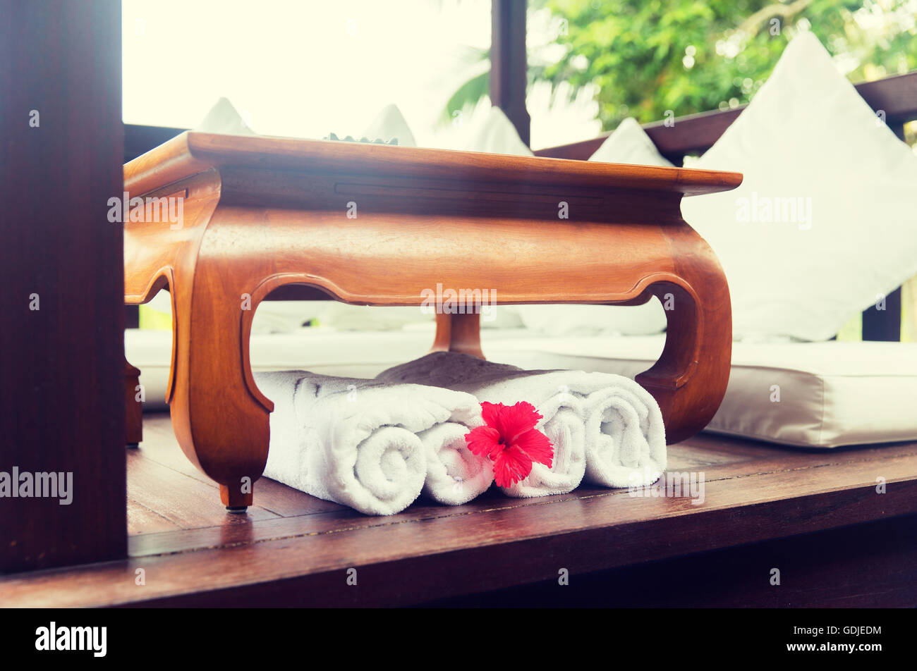 rolled bath towels at hotel spa Stock Photo - Alamy