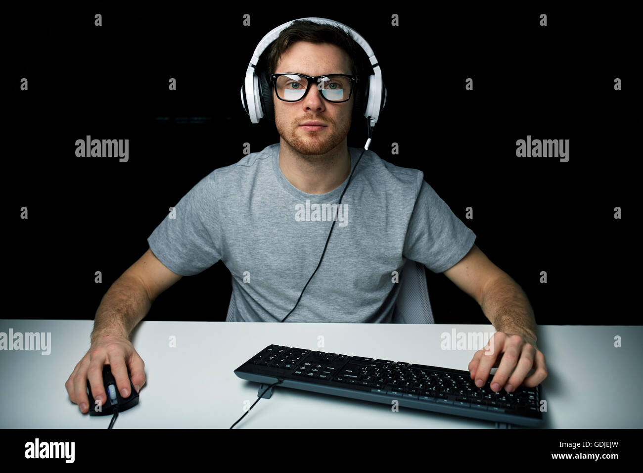 Man playing computer keyboard hi-res stock photography and images - Alamy