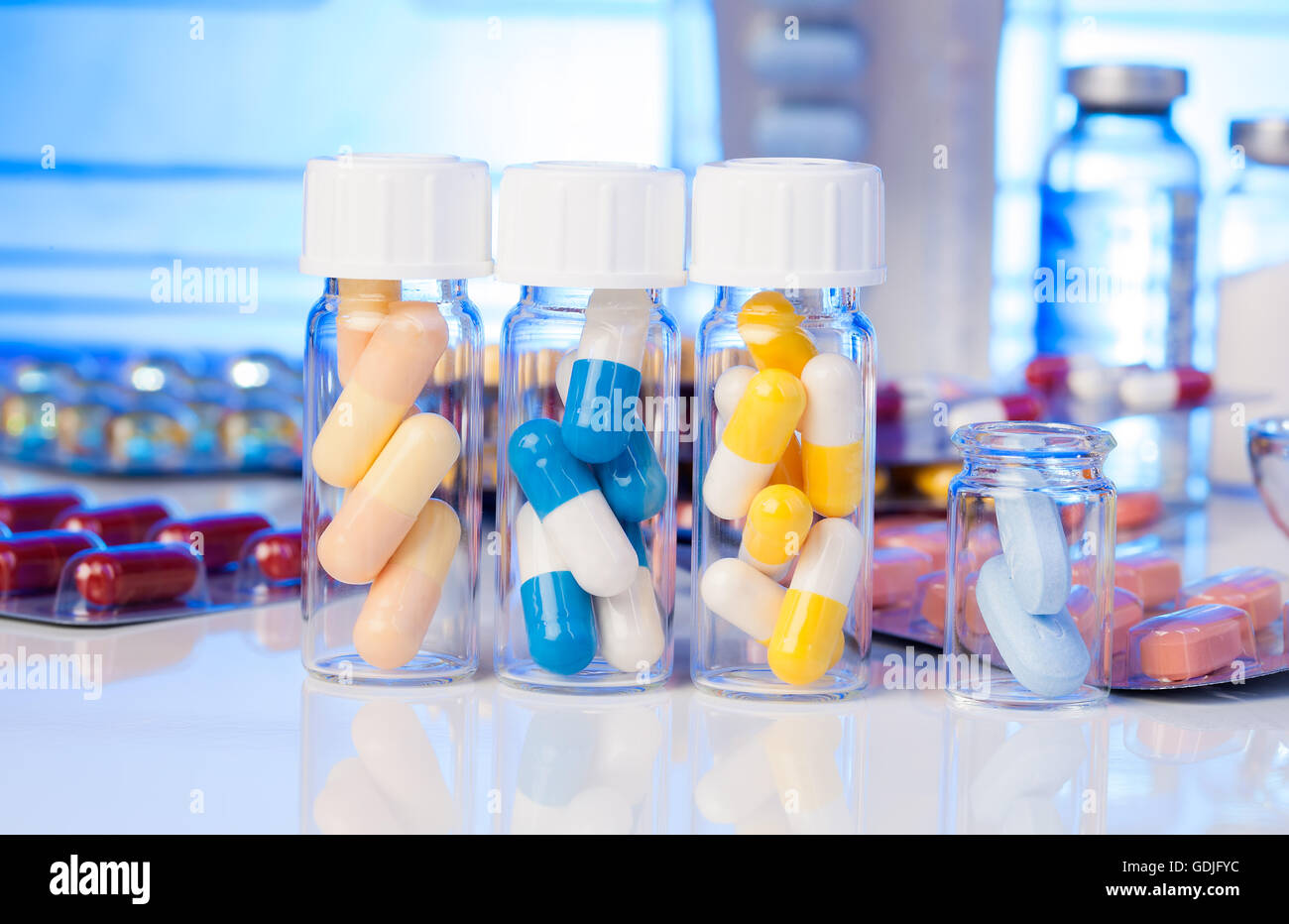 Capsules pill bottle hi-res stock photography and images - Alamy