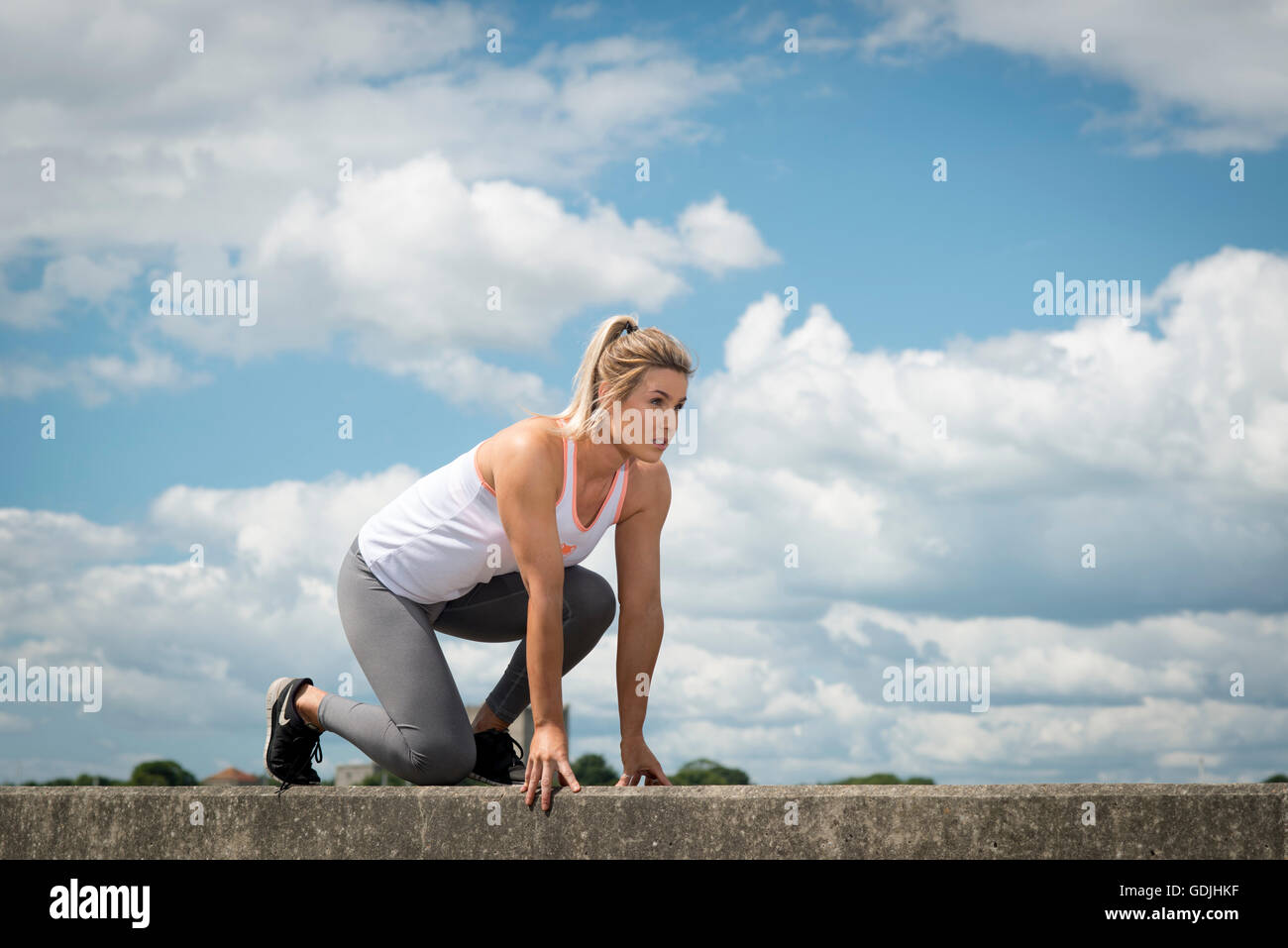 fit woman getting ready to run Stock Photo - Alamy
