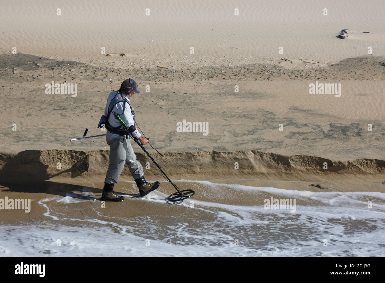 Using metal detectors hi-res stock photography and images - Alamy