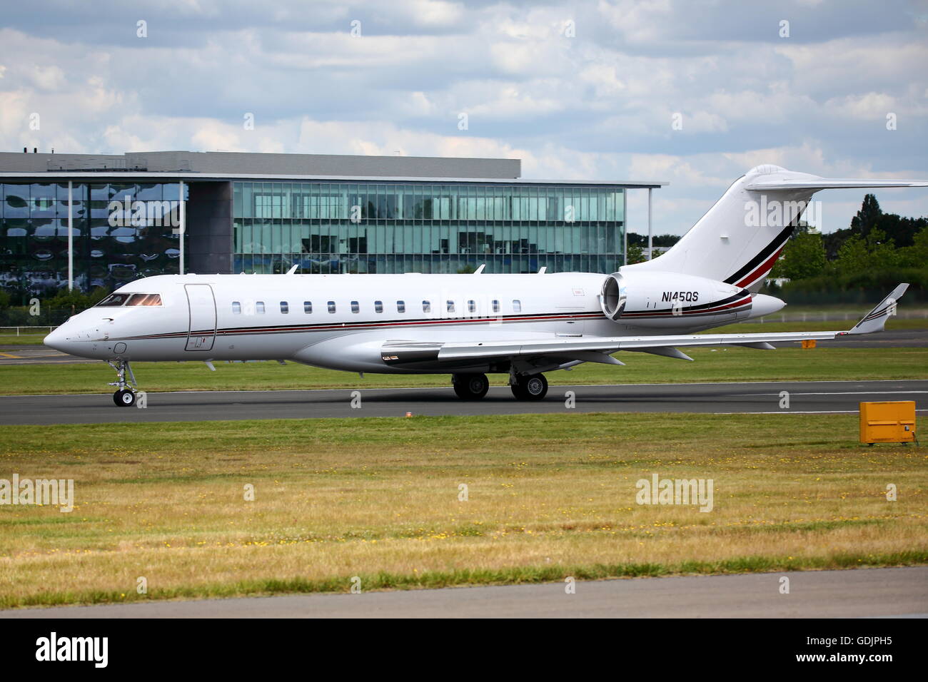 Bombardier global 7000 hi-res stock photography and images - Alamy