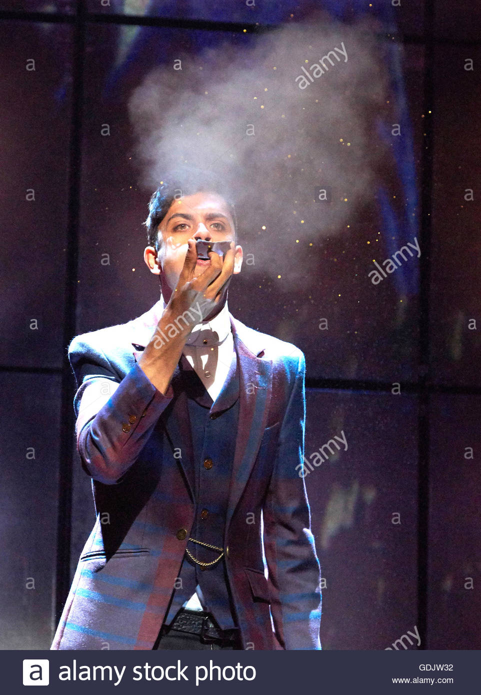 Magic Show High Resolution Stock Photography and Images - Alamy