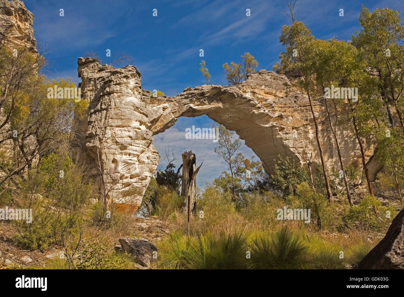 Natural sandstone arch at Mount Moffatt / Carnarvon National Park in ...