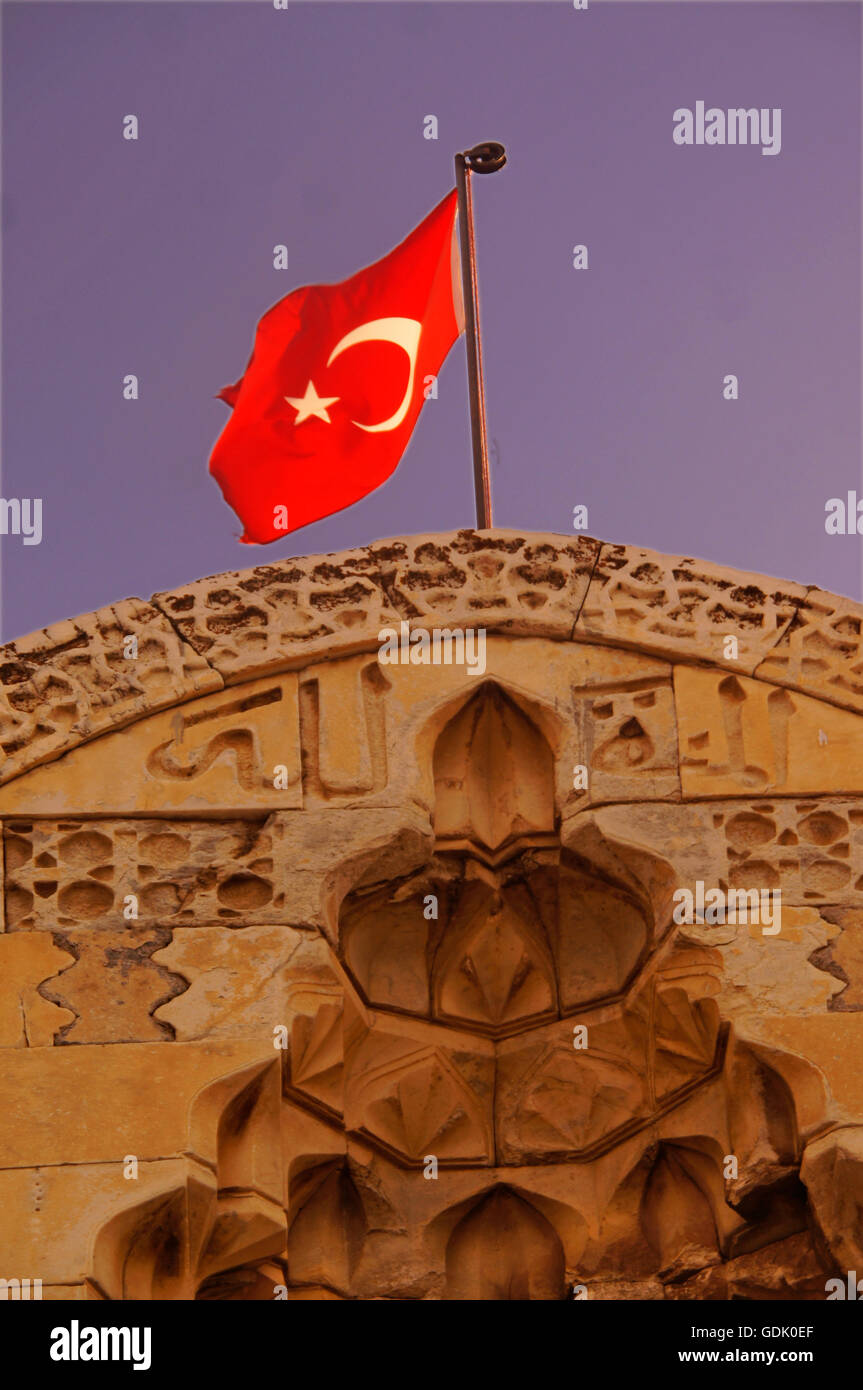 Turkish flag at Sultan Han, Sultanhani, Turkey. Caravansérail l at ...