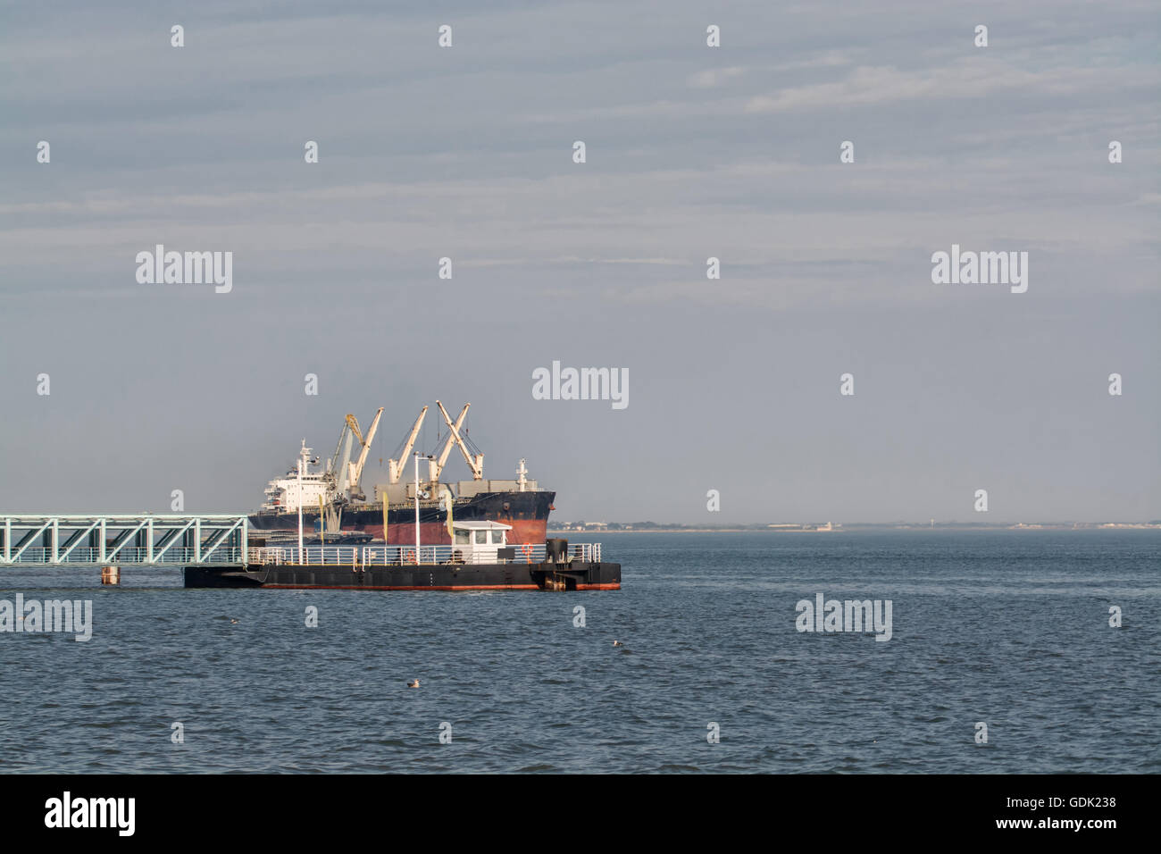Cargo ship docking in harbor hi-res stock photography and images - Alamy