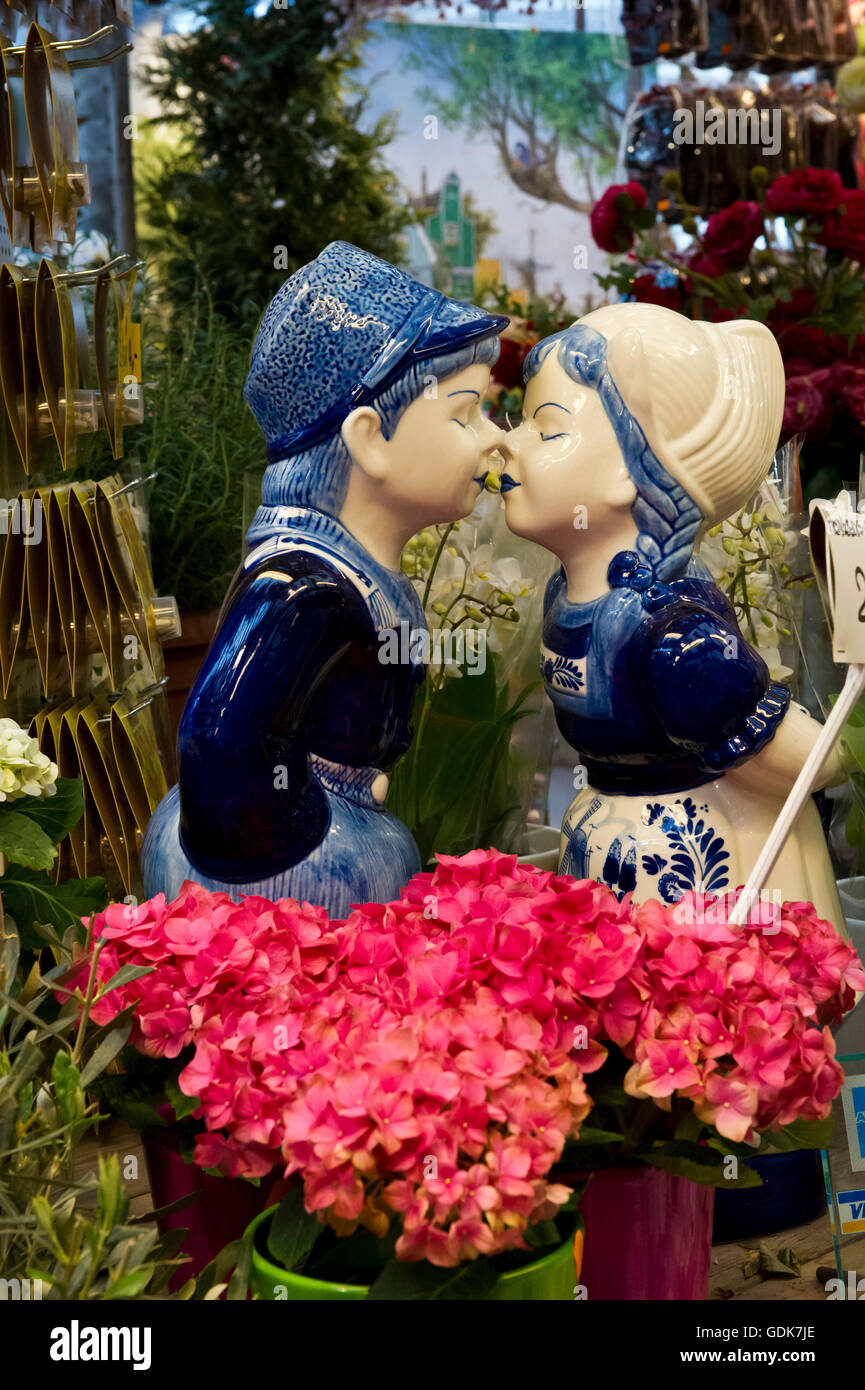 Kissing dolls hi-res stock photography and images - Alamy