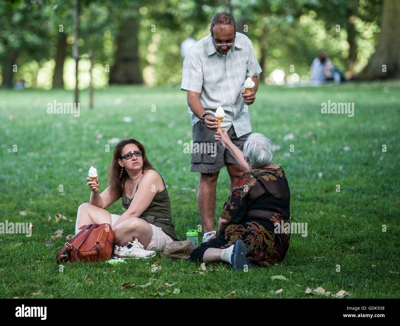 People enjoy the sun in st james park hi-res stock photography and ...