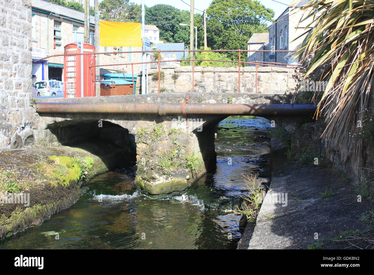 granite bridge over stream in newlyn cornwall Stock Photo - Alamy