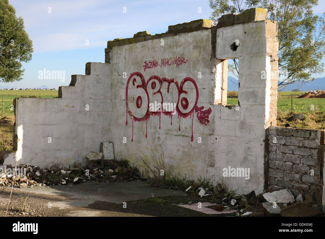 Old dilapidated buildings hi-res stock photography and images - Alamy