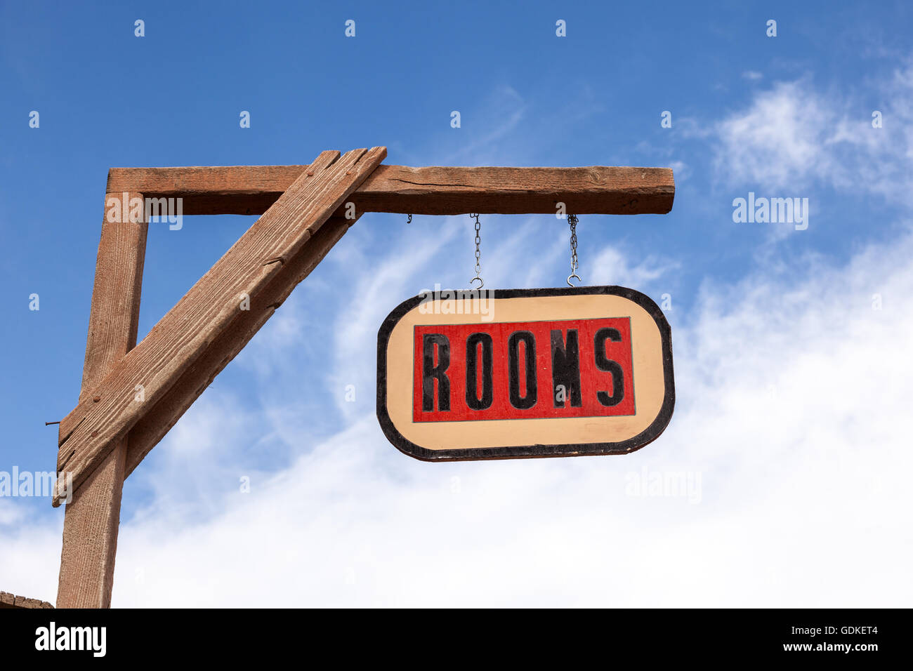 Rustic rooms sign Stock Photo - Alamy