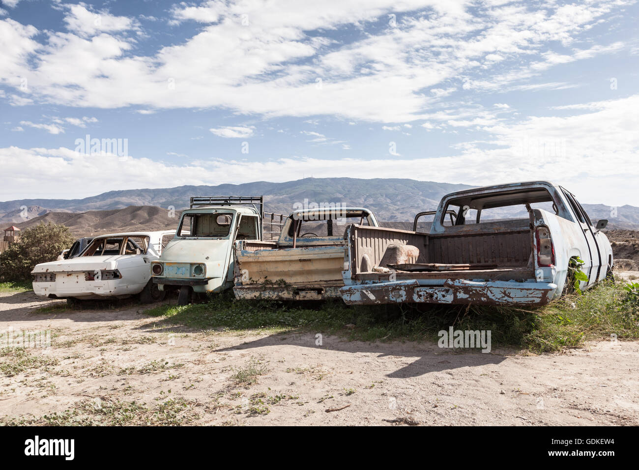 Abandoned cars desert hi-res stock photography and images - Alamy