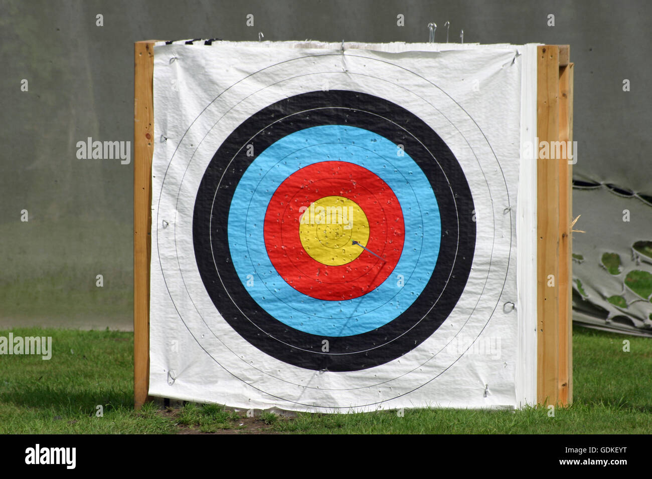 Gold arrow hi-res stock photography and images - Alamy