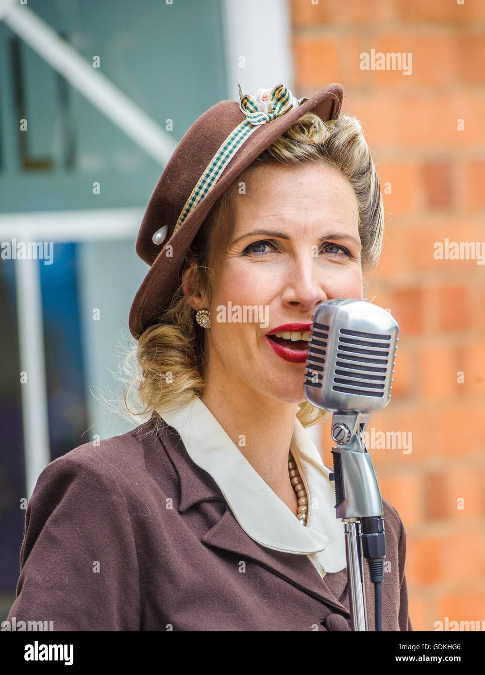Entertaining 1940s hi-res stock photography and images - Alamy