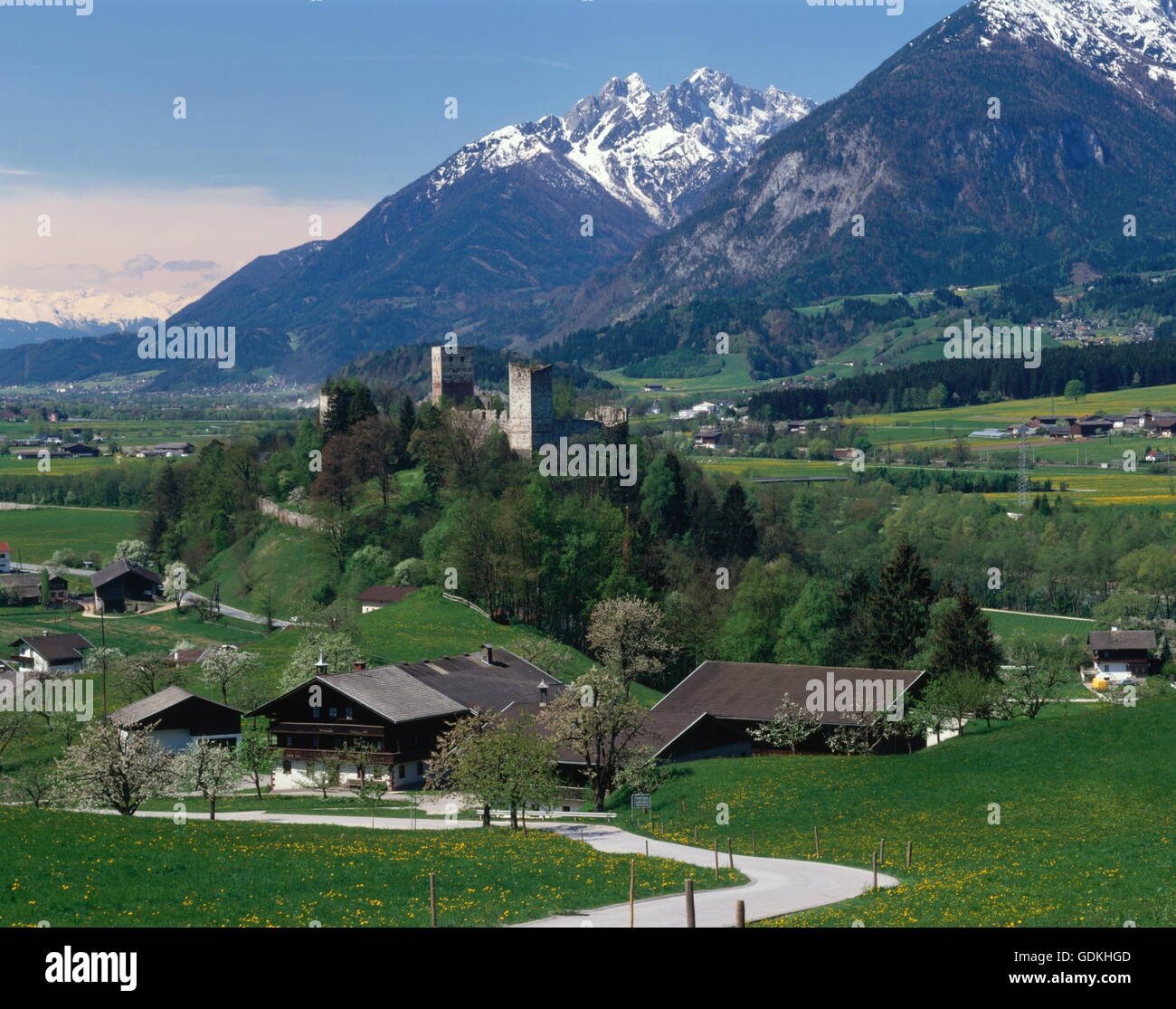 Castles built in the 12th century hi-res stock photography and images ...