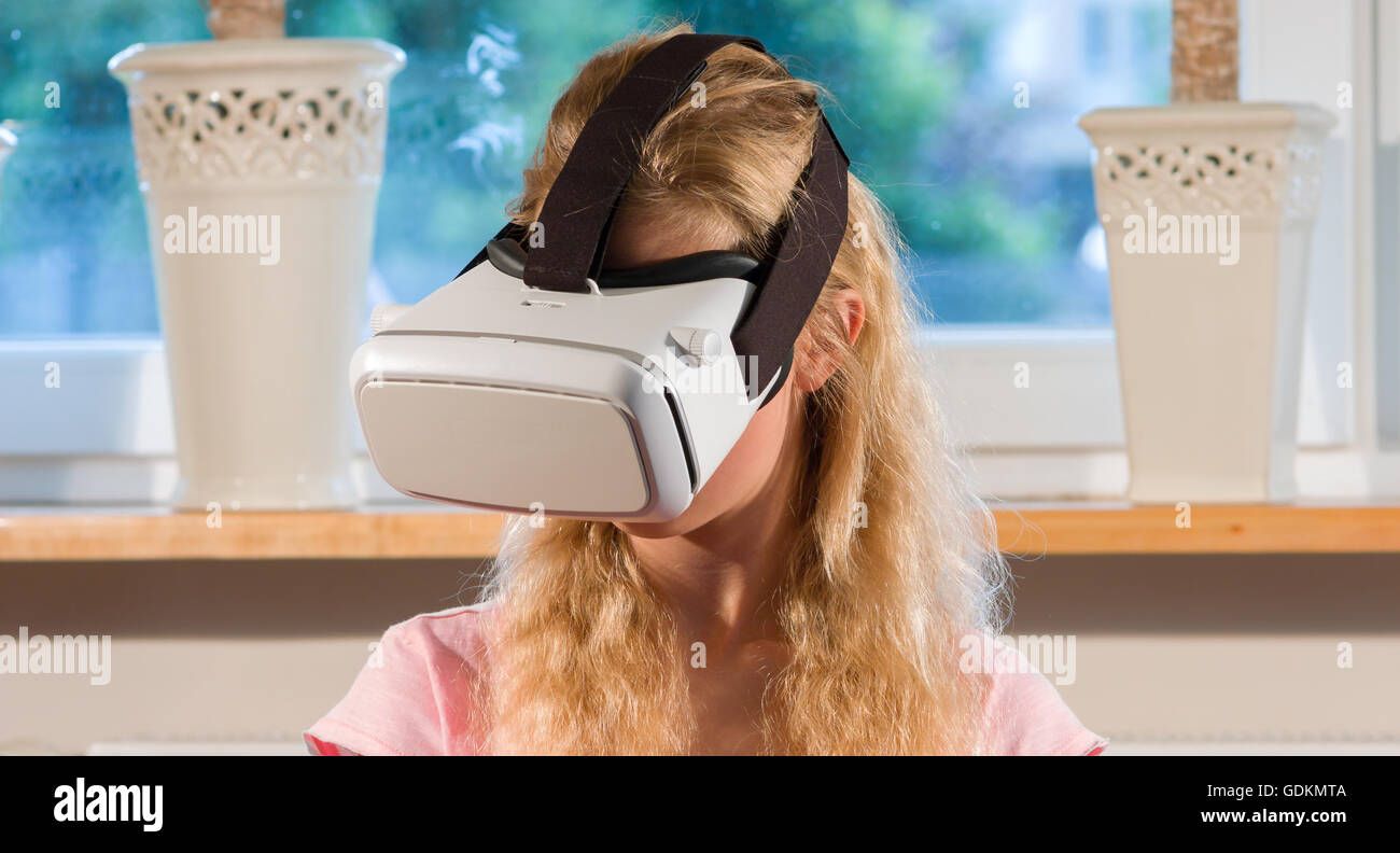 Wireless vr headset goggles Stock Photo - Alamy