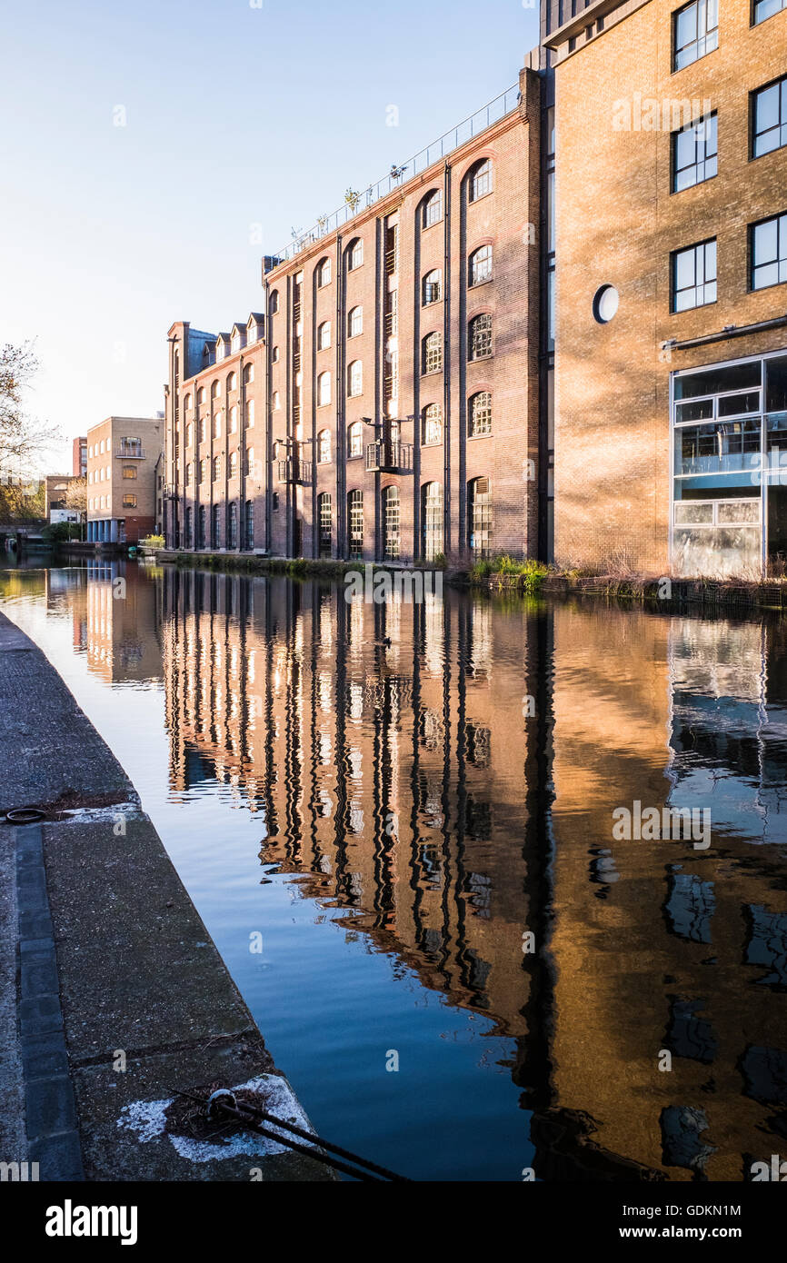 Building reflection london hi-res stock photography and images - Alamy