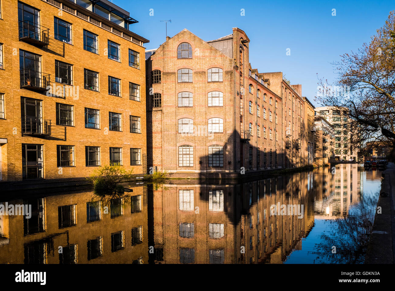 Regent's Canal building reflection, London, England, U.K Stock Photo ...