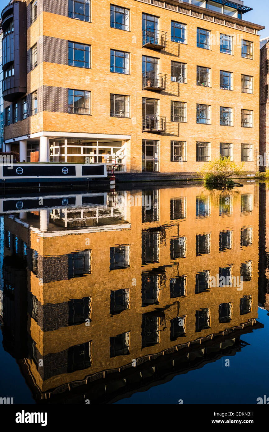 Regent's Canal building reflection, London, England, U.K Stock Photo ...