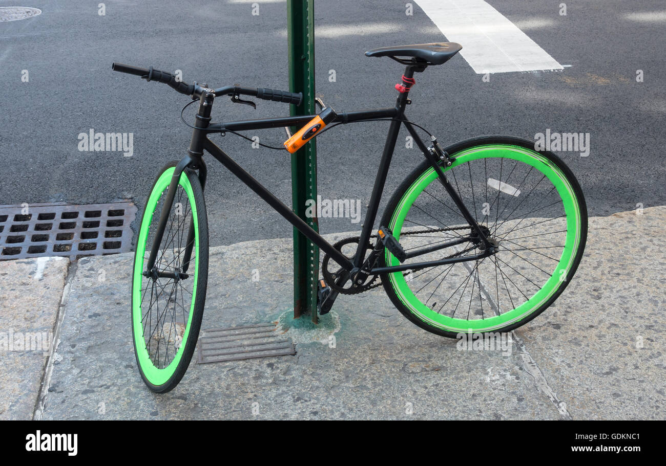 Bike new york city lock hi-res stock photography and images - Alamy