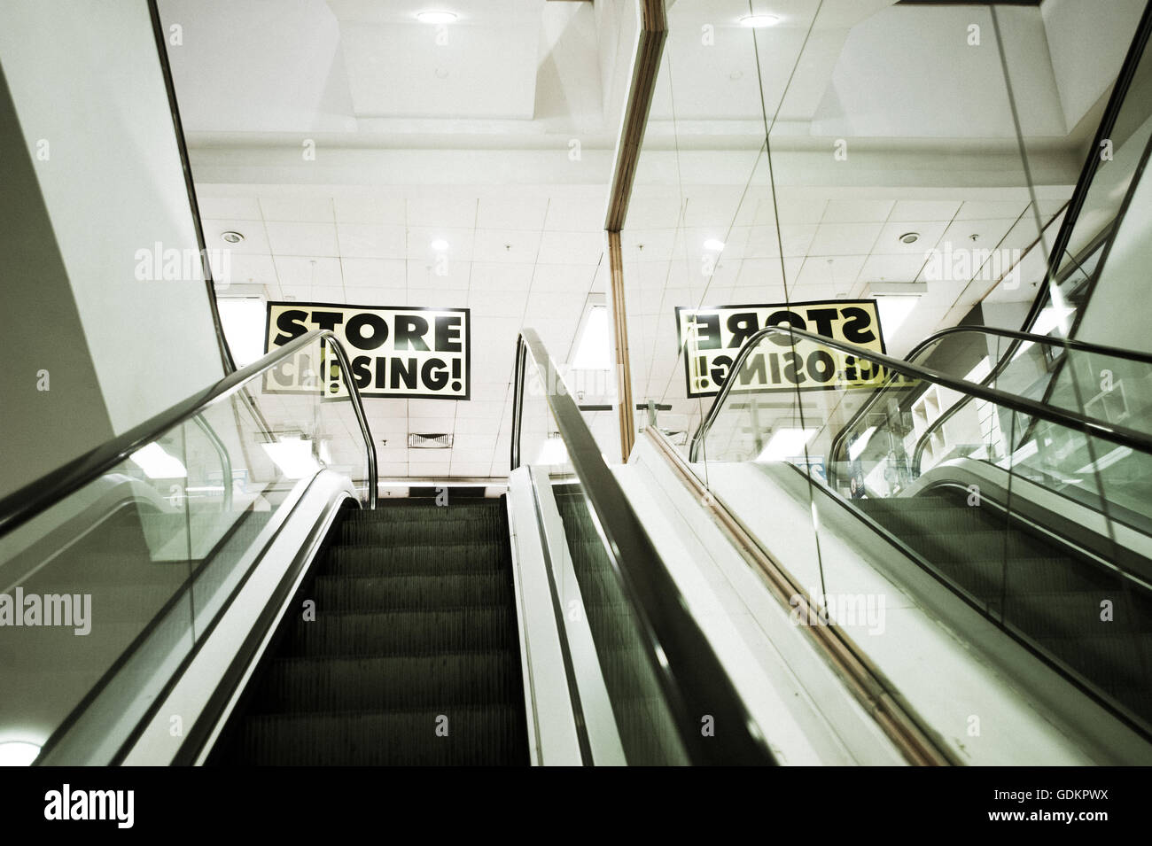 Store closing signage hi-res stock photography and images - Alamy