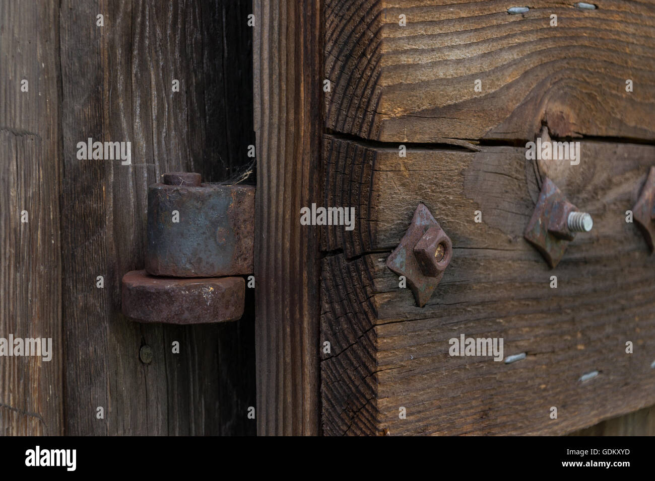 Rusty gate hinge hi-res stock photography and images - Alamy