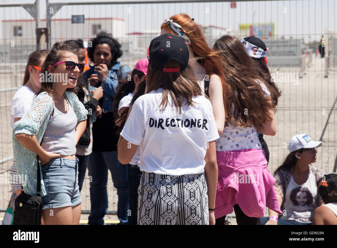 One direction concert and fans hi-res stock photography and images - Alamy