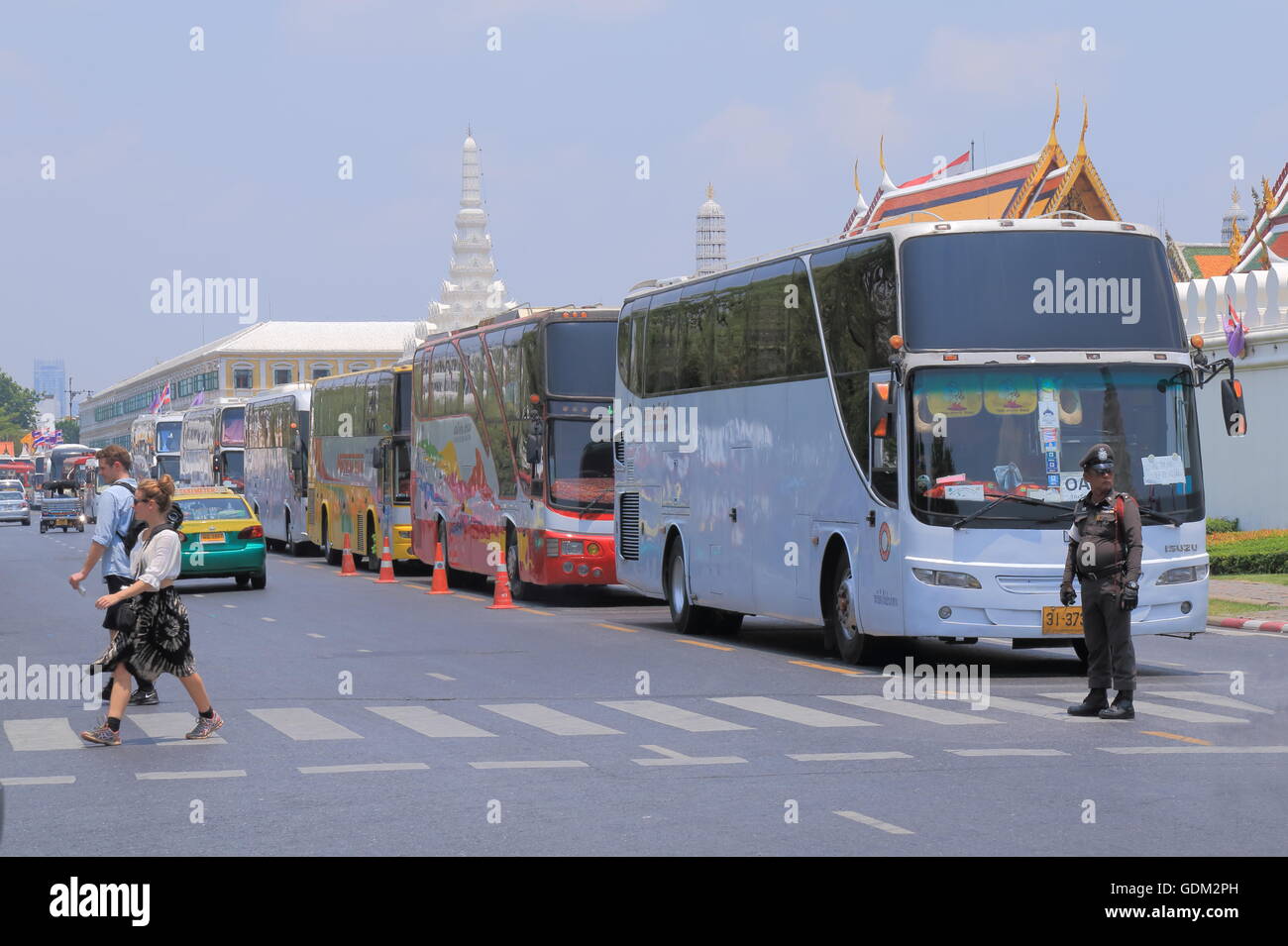Traffic in front palace hi-res stock photography and images - Alamy