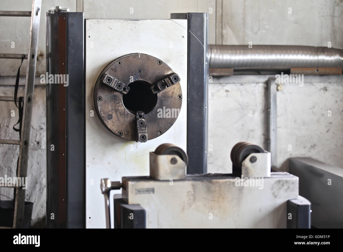 Termination spindle centering device securing the workpiece machine ...