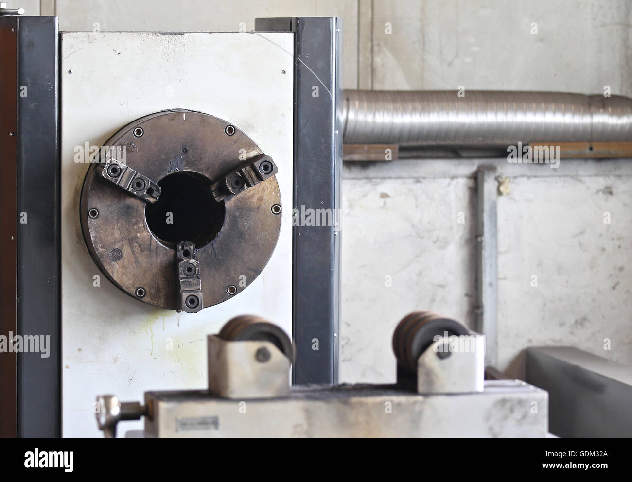 Termination spindle centering device securing the workpiece machine ...