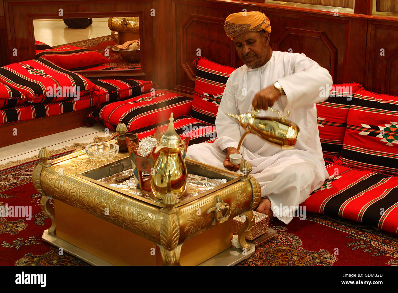 Omani man having Gawa Stock Photo - Alamy