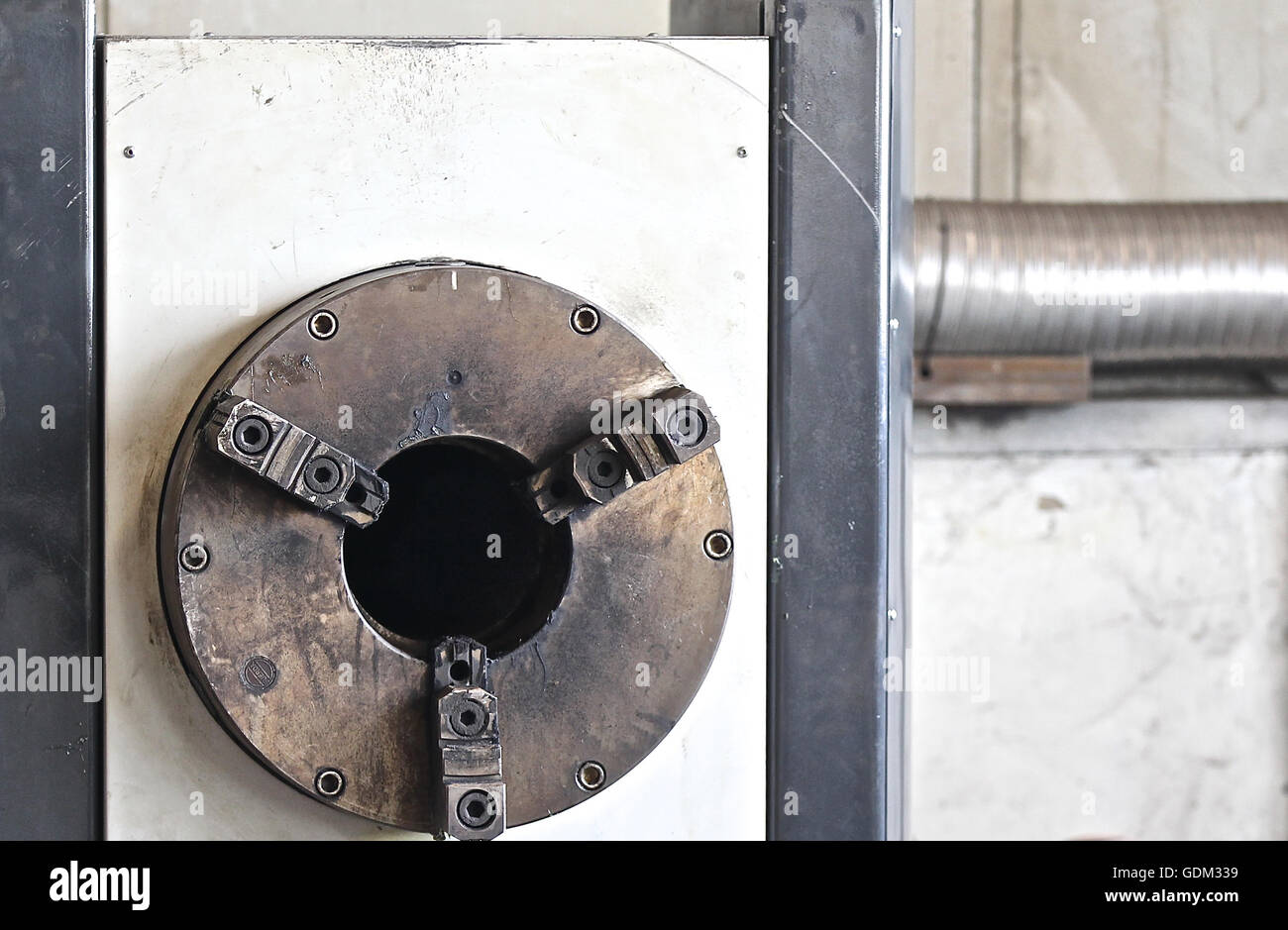 Termination spindle centering device securing the workpiece machine ...