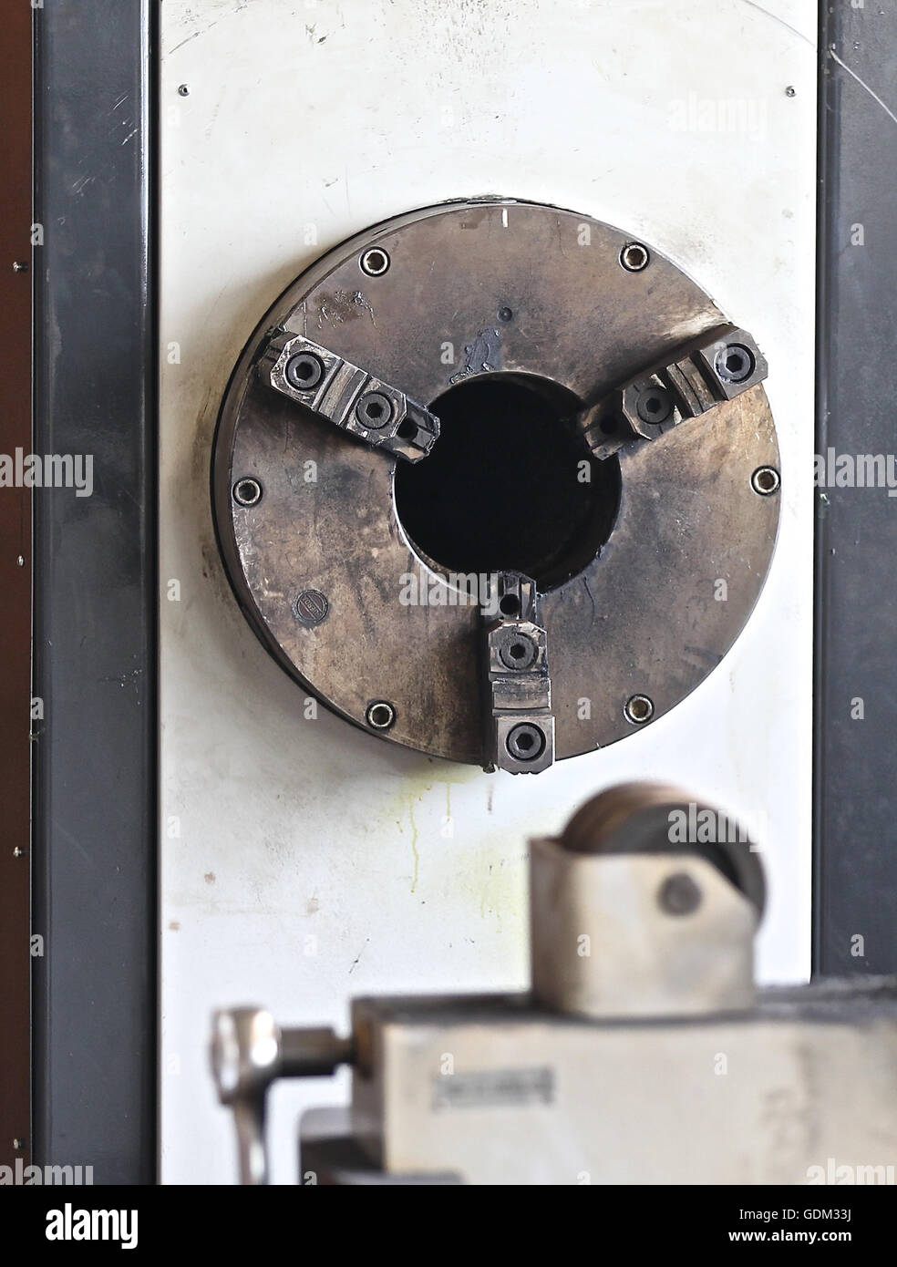 Termination spindle centering device securing the workpiece machine ...