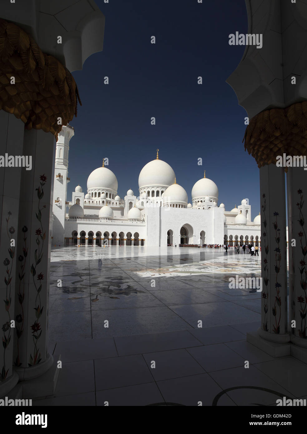 Exterior view of Sheikh Zayed Grand Mosque, Abu Dhabi Stock Photo - Alamy