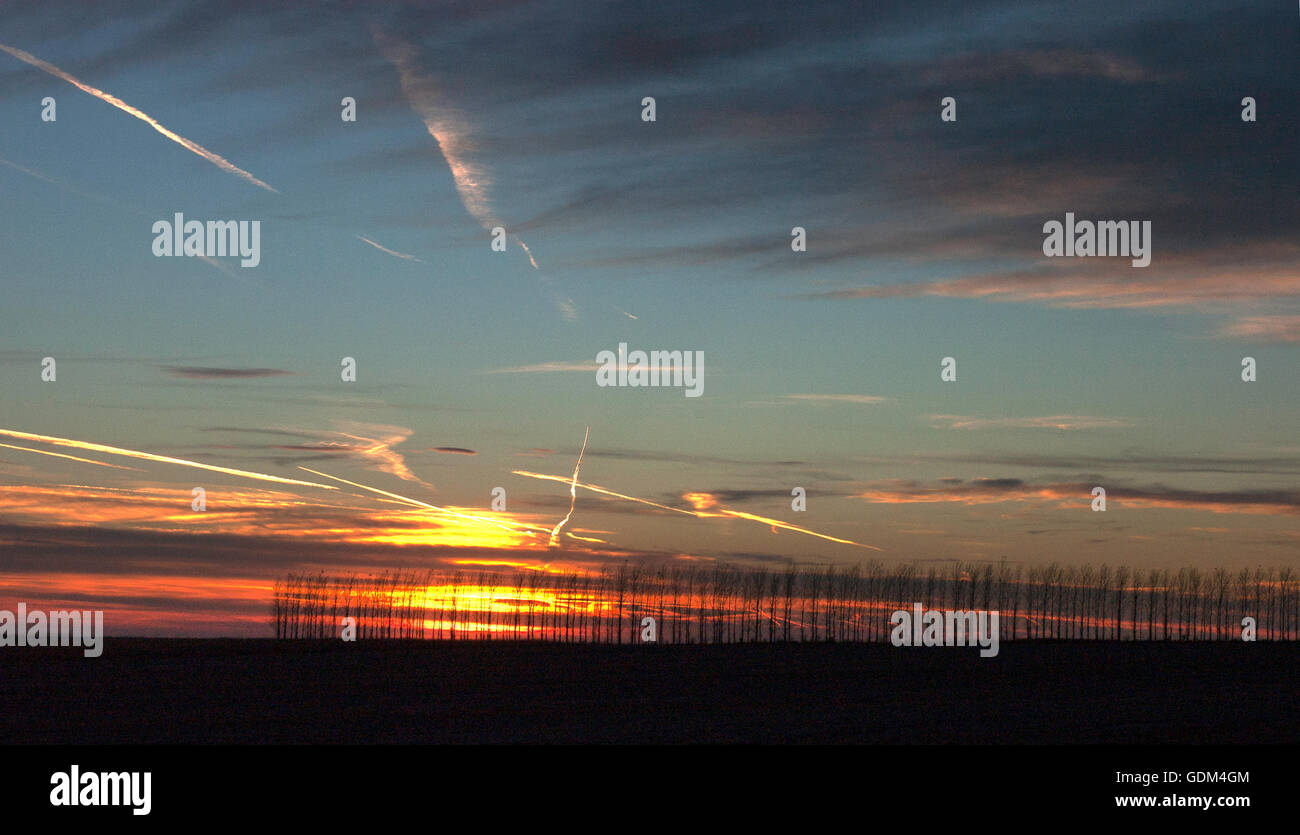 Night sky contrails hi-res stock photography and images - Alamy