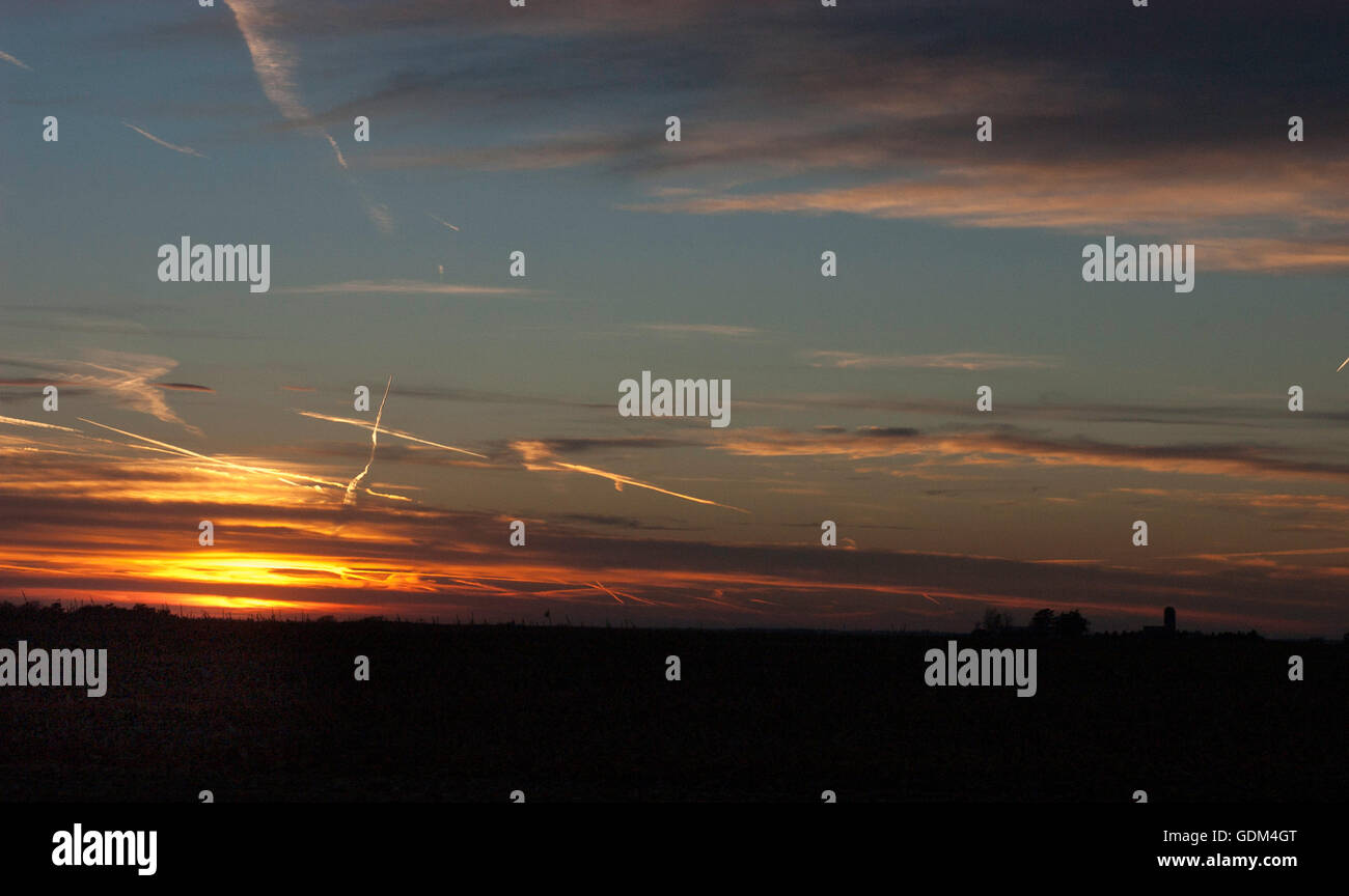 Night sky contrails hi-res stock photography and images - Alamy