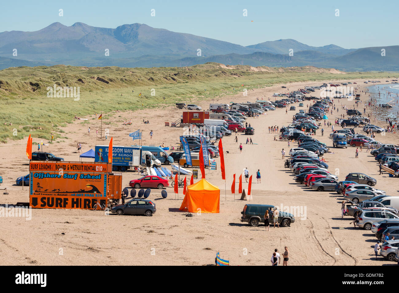 Cars on the beach hi-res stock photography and images - Alamy