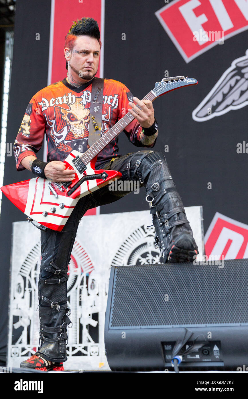 Chicago, Illinois, USA. 17th July, 2016. Guitarist JASON HOOK of Five ...