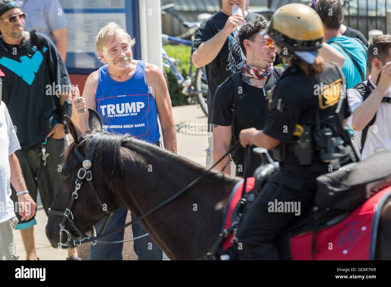 Riot police horses hi-res stock photography and images - Alamy