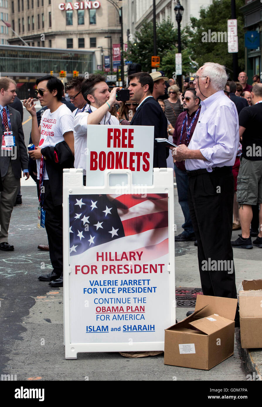 Cleveland, Ohio, USA. 18th July, 2016. A man offers literature ...