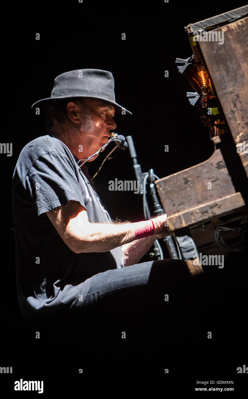 Neil Young Singer Stock Photos & Neil Young Singer Stock Images - Alamy
