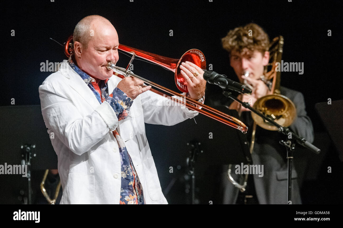 Trombonists hi-res stock photography and images - Alamy