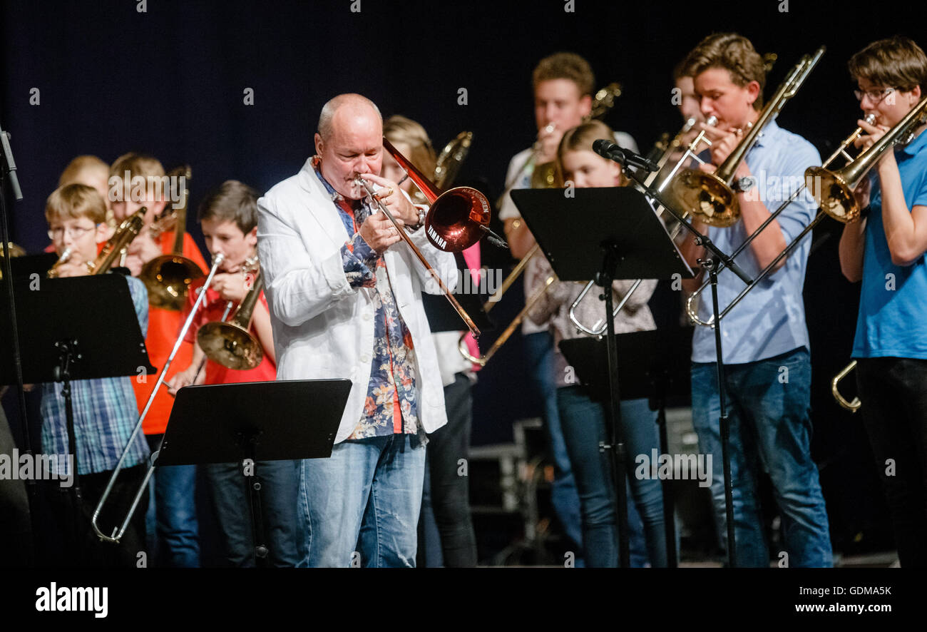 Trombonists hi-res stock photography and images - Alamy