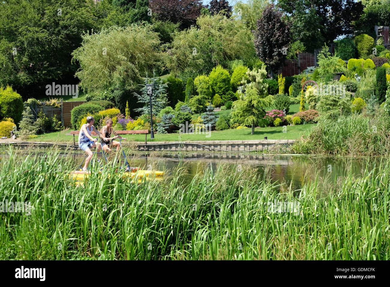 People enjoying the hot weather on the river soar has the heatwave ...