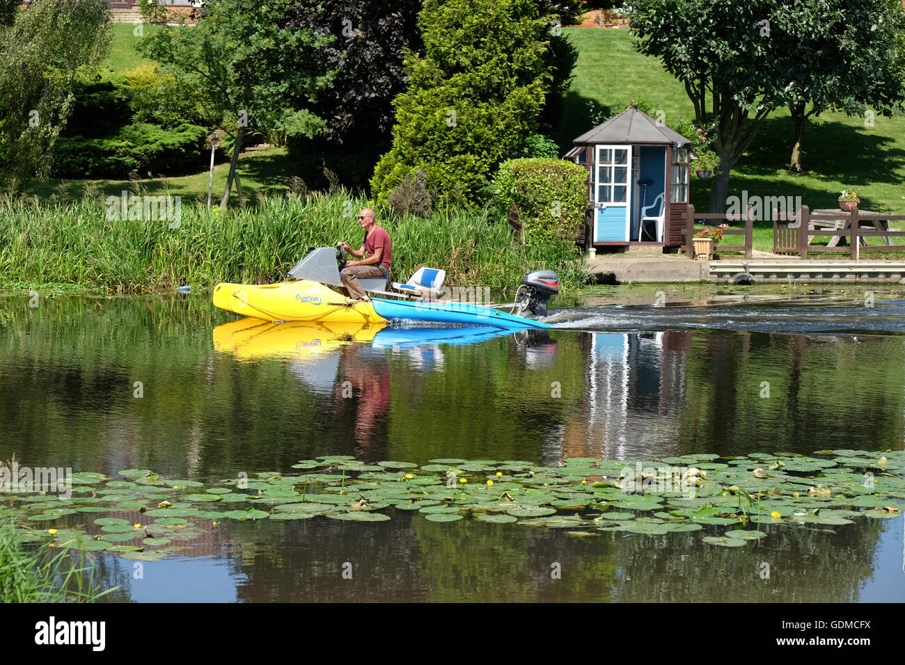 People enjoying the hot weather on the river soar has the heatwave ...