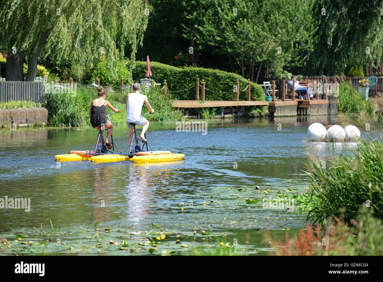 People enjoying the hot weather on the river soar has the heatwave ...