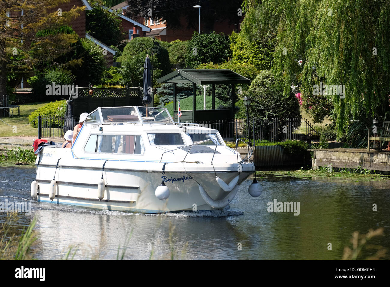 People enjoying the hot weather on the river soar has the heatwave ...