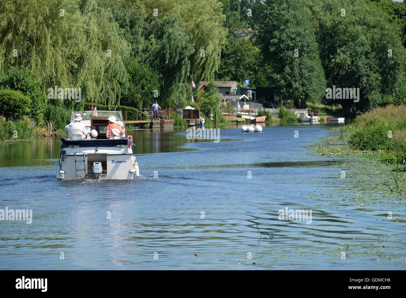 People enjoying the hot weather on the river soar has the heatwave ...