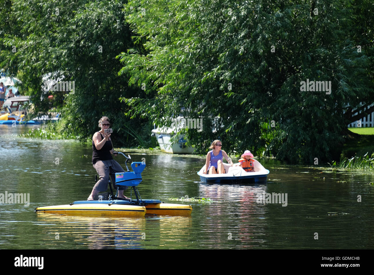 People enjoying the hot weather on the river soar has the heatwave ...